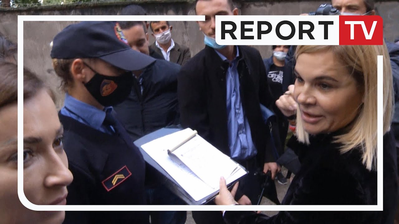 Report TV - Pa maskë në takim me banorët e Durrësit, policia gjobitën ...