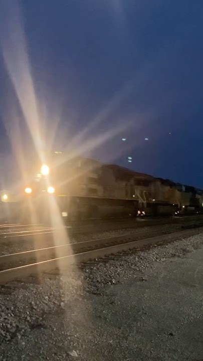 UP 9097 leading CSX I191 at Nappanee Indiana - YouTube