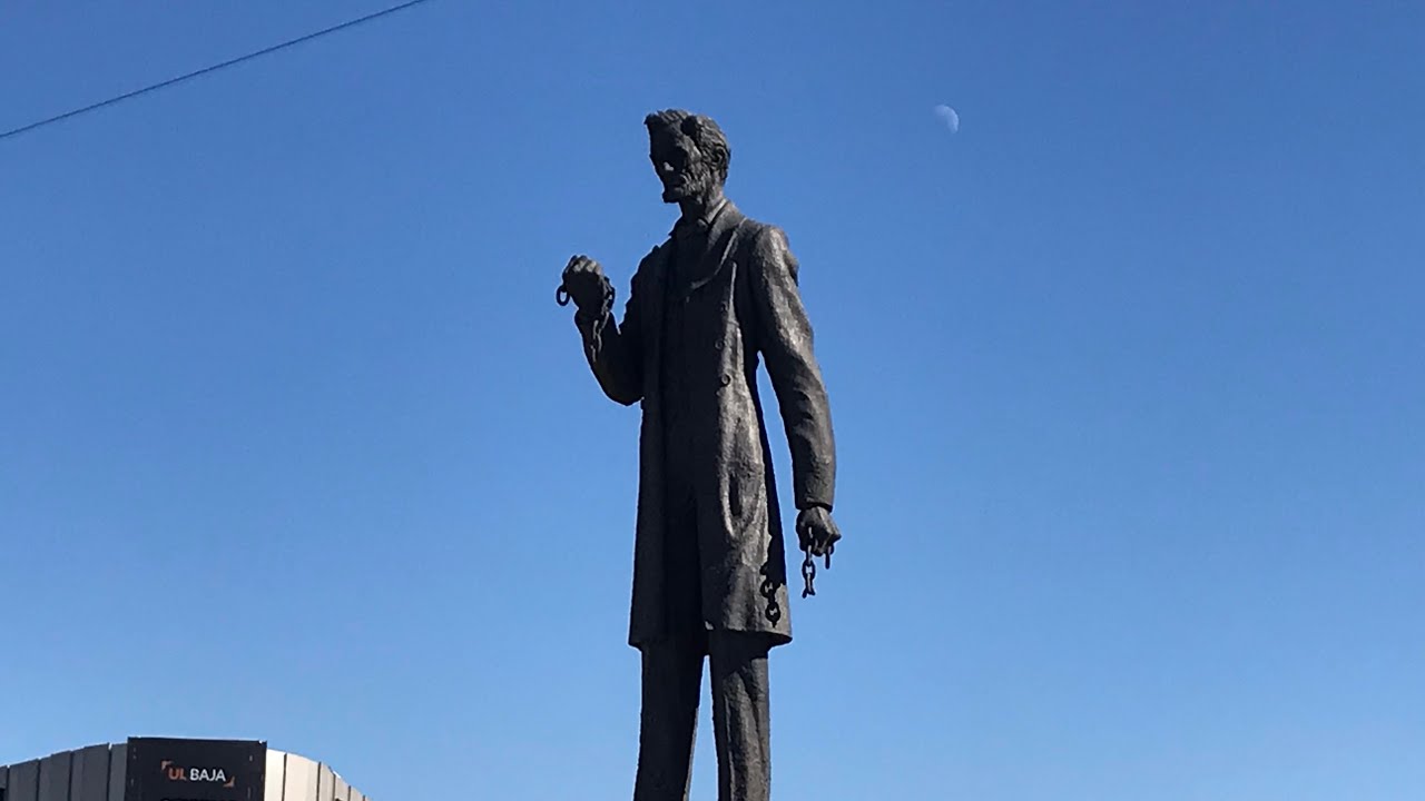 Honest Abe needs papers to cross border - YouTube