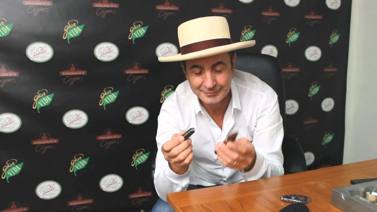 How To Cut A La Flor Dominicana Chisel Cigar by Litto Gomez - YouTube