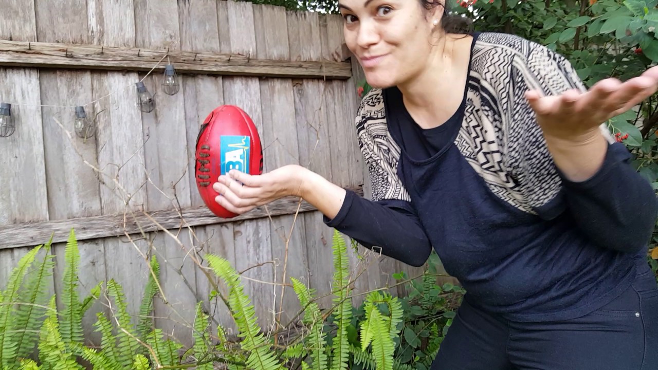 Easter Egg Hunt - La Busqueda del Huevo de Pascua - YouTube