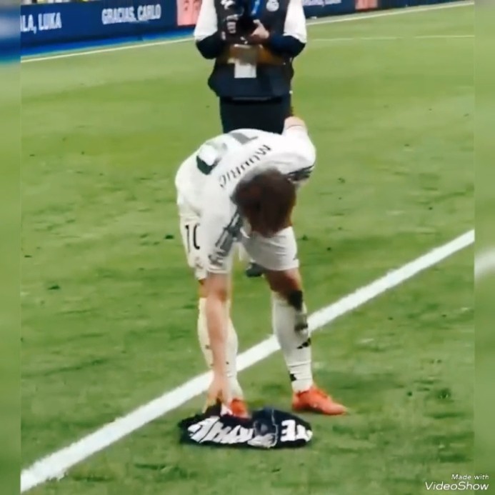 مودريتش يرفع شعار ريال مدريد من على الأرض🥺 لقطات مؤثرة في وداع مودريتش ...