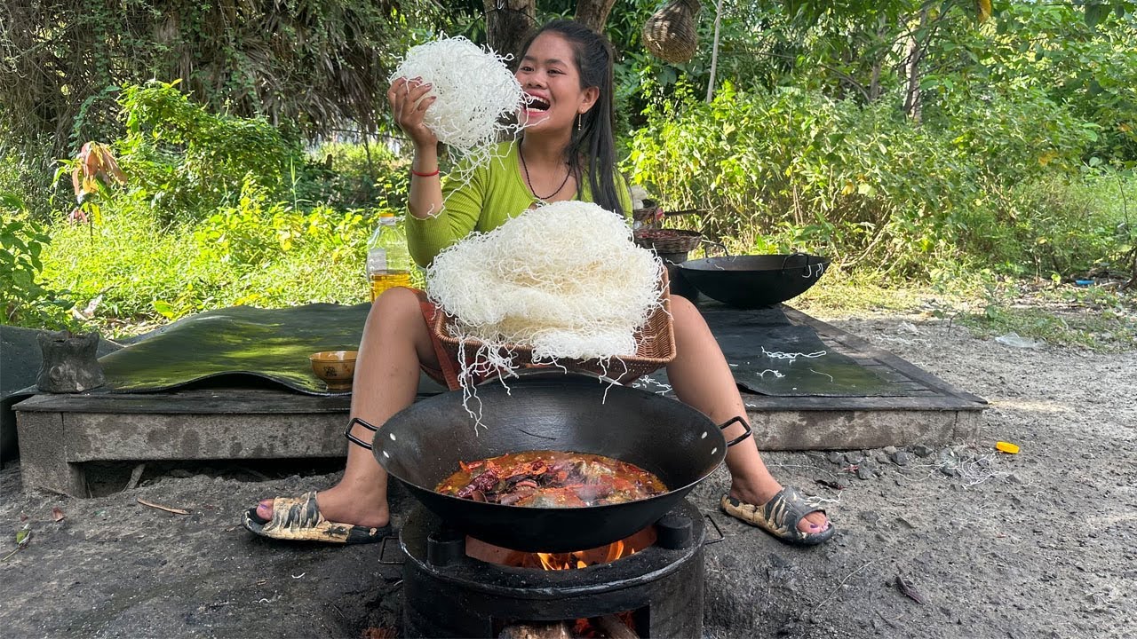 Fried Glass Noodles With Frog Stone Cook Recipe and Eat - YouTube