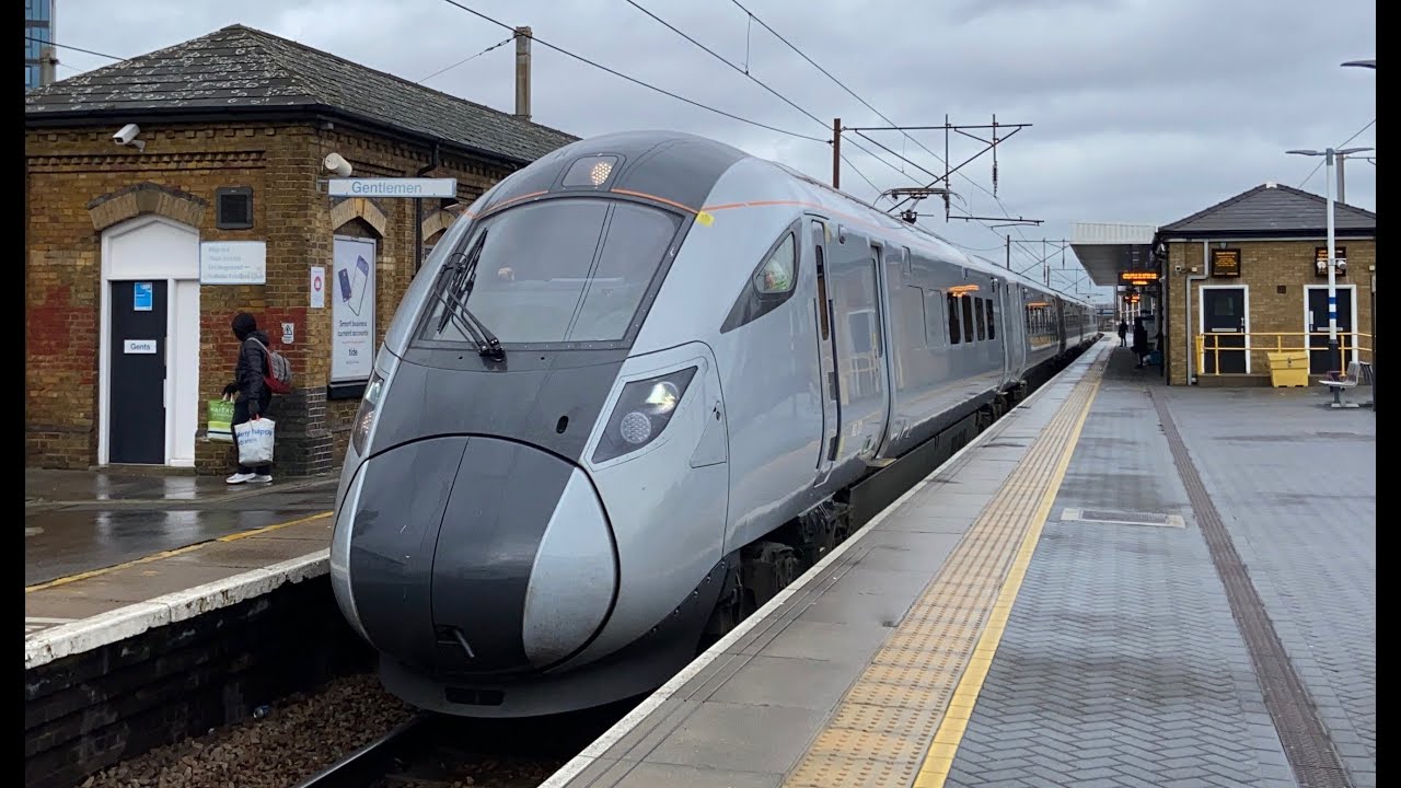 TPE in London - TransPennine Express 802 207 passes Finsbury Park - YouTube