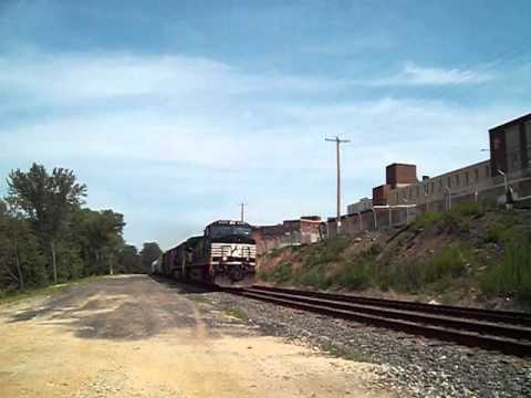 NS H86 with a Dash-9 & C40-9 - YouTube