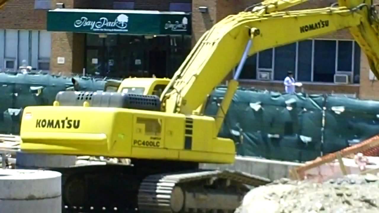 Komatsu PC400 with heavy duty bucket - YouTube