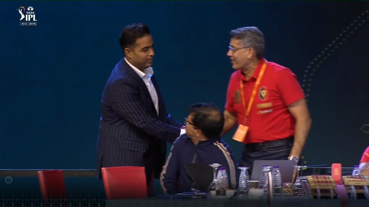 Watch : Akash Ambani Went to RCB Auction Table to Thank Them When They ...