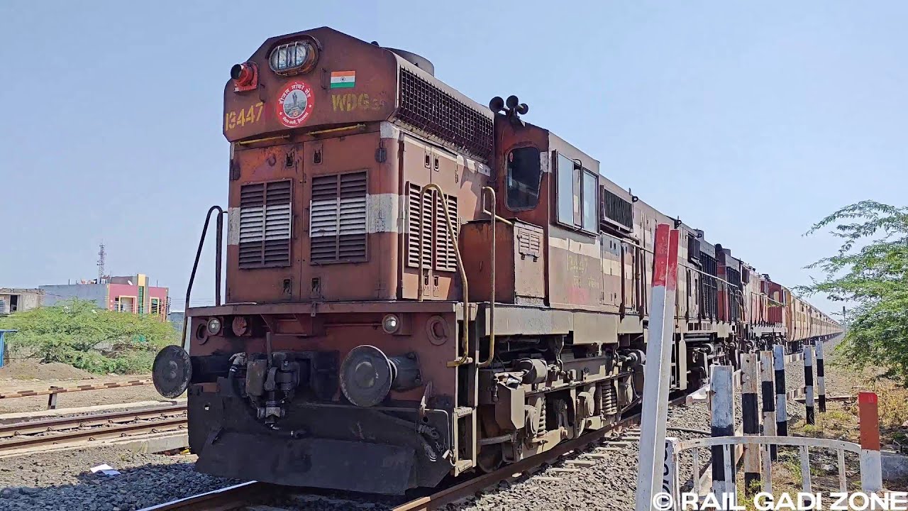 Tapovan Express Crossing with Malgadi | Moula Ali WDG3A Diesel ...
