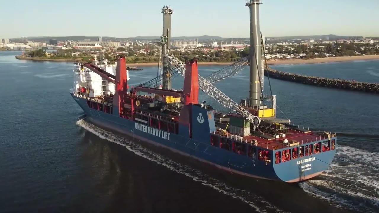 New mobile harbour cranes arrive at Port of Newcastle - YouTube