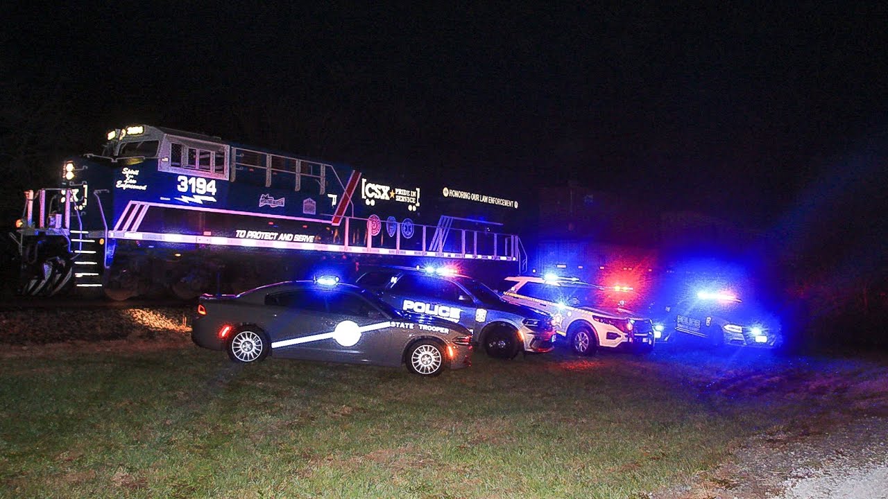 Police Cars & Police Locomotive! CSX 3194 passes Police Photo-Op with ...