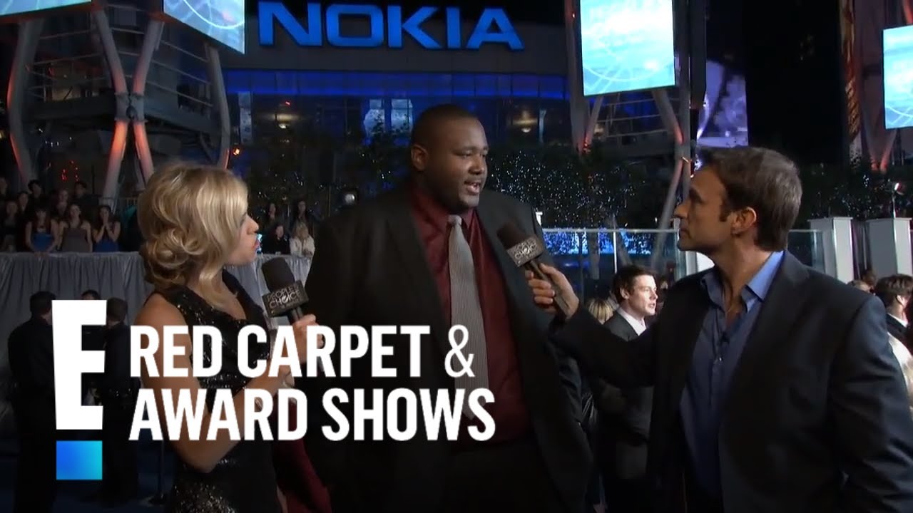 Quinton Aaronon the Red Carpet | E! People's Choice Awards - YouTube