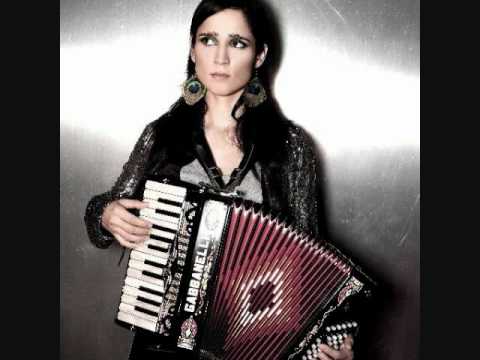 julieta venagas y ceci bastida - La Sofi (rita indiana cover) - YouTube