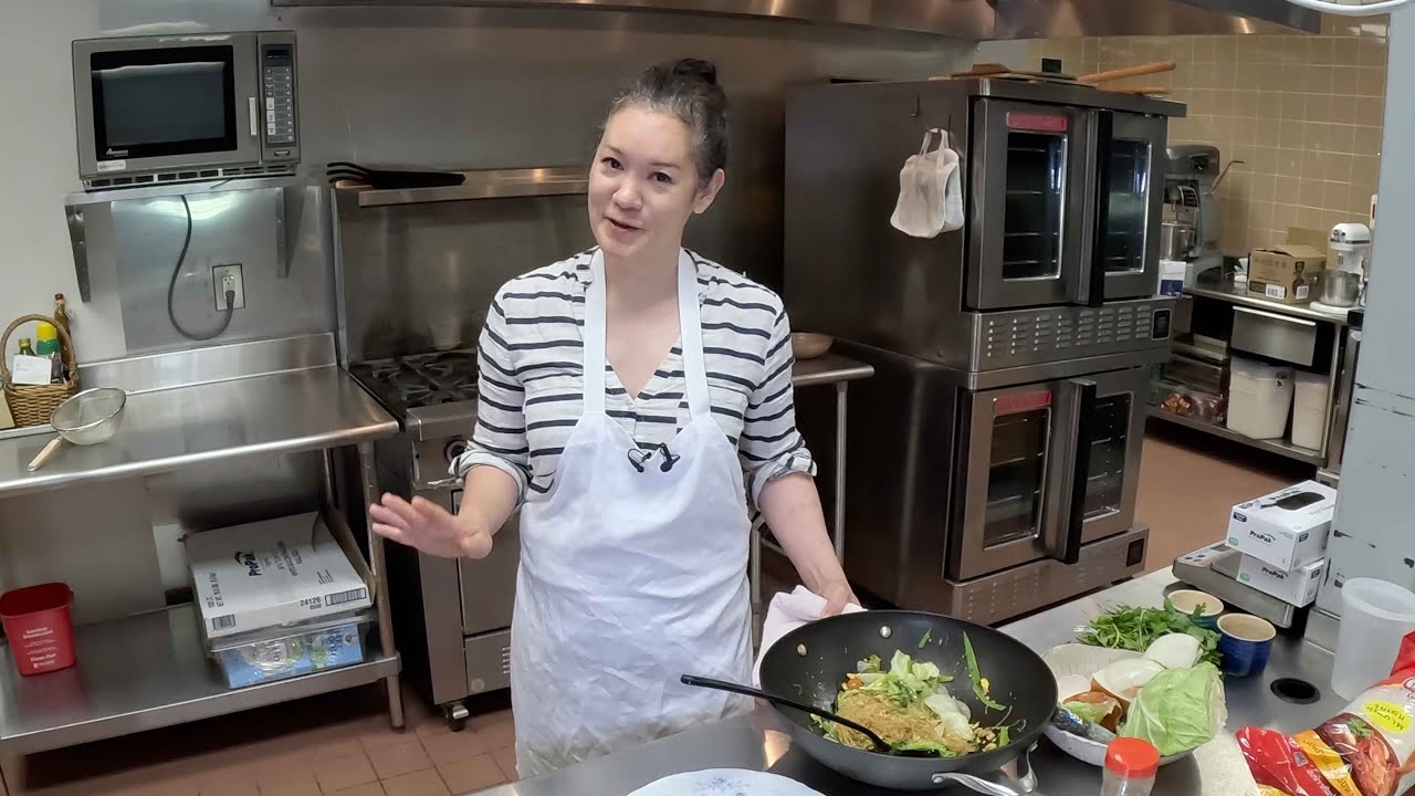 Chef Cat Bunnag Prepares Stir-Fried Glass Noodles - YouTube