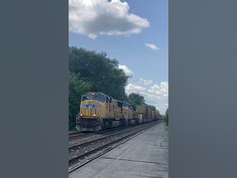 UP SD70M 4068 leads CSX I192 in Nappanee Indiana - YouTube
