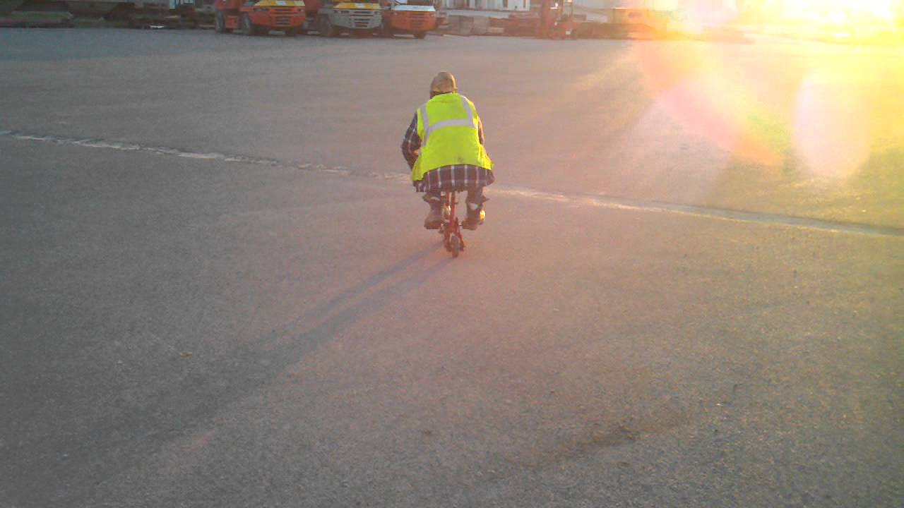 Grown man on a tiny bicycle. - YouTube