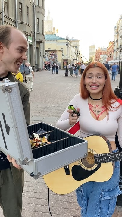 Красивая исполнительница угадала и исполнила хит! #удача #пранк # ...