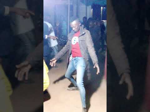MAAJABU YA DUNIA ANGARIA WAFANYA MAPENZI HADHARANI KWENYE HARUSI