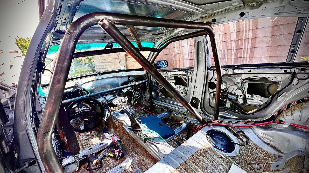 Installing roll cage in budget endurance race car - BMW e46 - YouTube