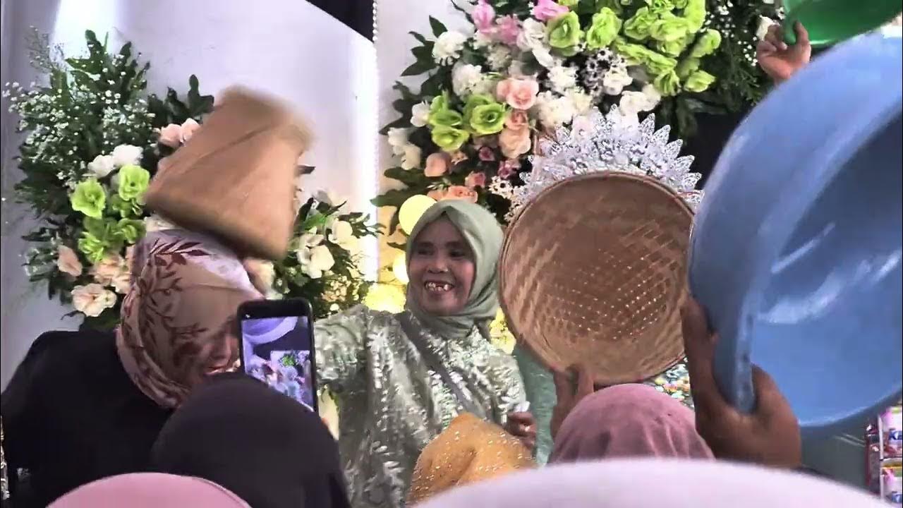 kehebohan ibu ibu dan pemudi saat saweran perkakas di pernikahan Pali Yudin dan Fitri Yanti ...
