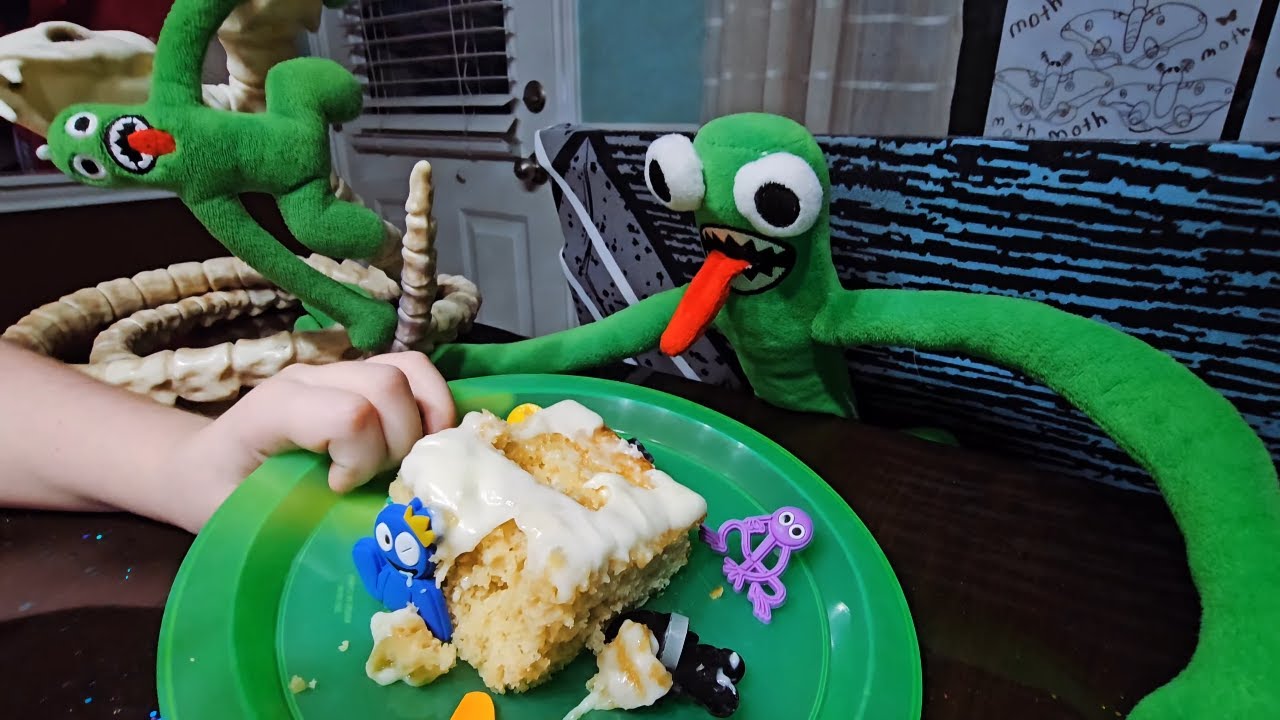 Rainbow Friends Plush: Green's Birthday Pool Party! - YouTube