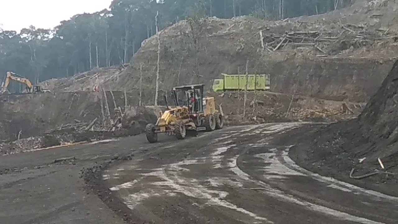 Grader beraksi di awal shift pagi di coal loading front / Open pit Coal ...