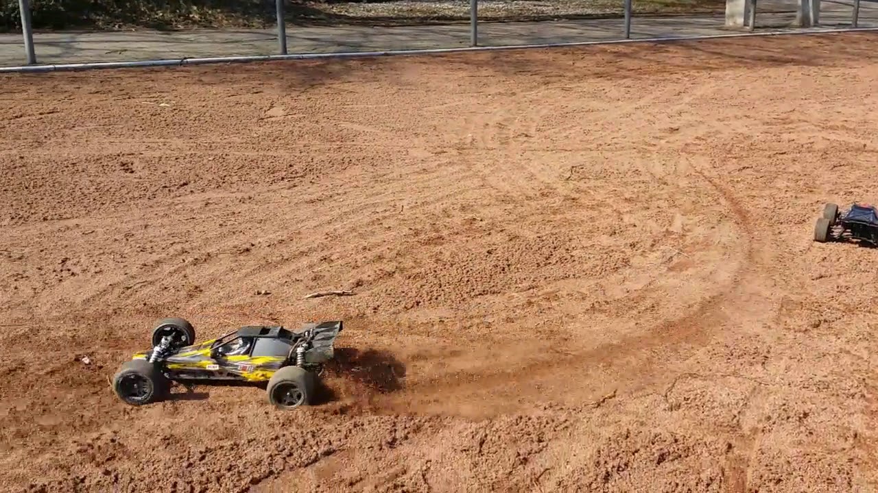 Reely CORE XXL (glatte Reifen) + Reely Truggy (1:10 XS) - YouTube