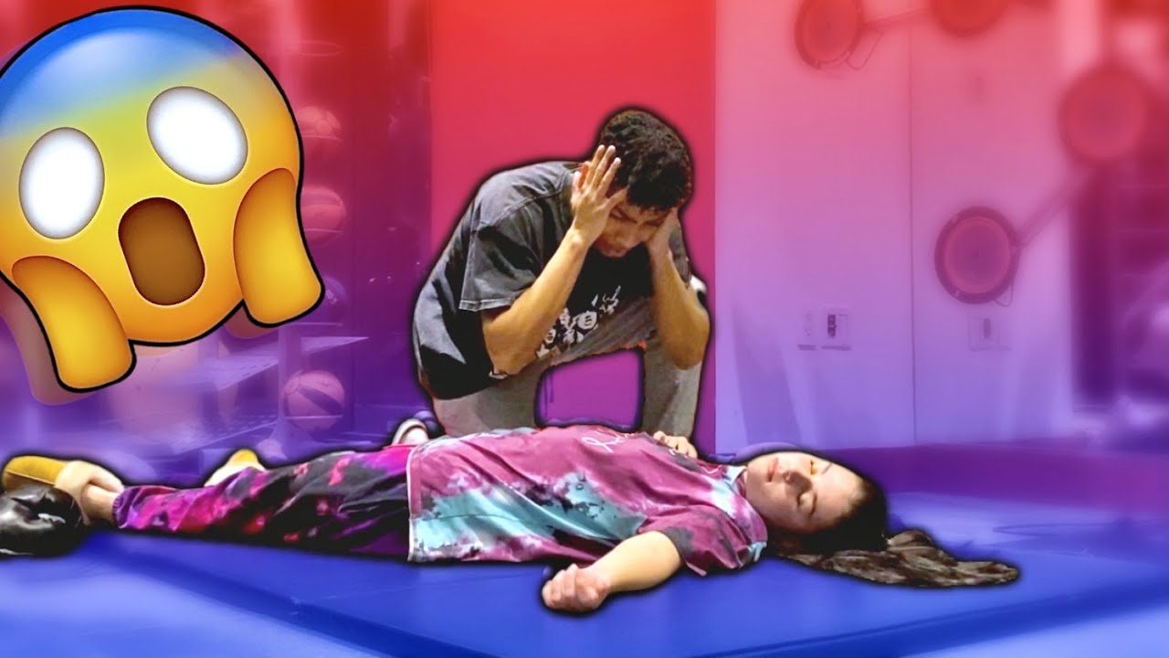 PASSING OUT PRANK WHILE BOXING! *CUTE REACTION* - YouTube