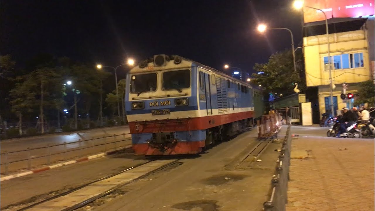 D19E-947 Kéo Tàu SE19 Kép D19E-932 ( XNĐM Sài Gòn) trở lại vào Nam - YouTube