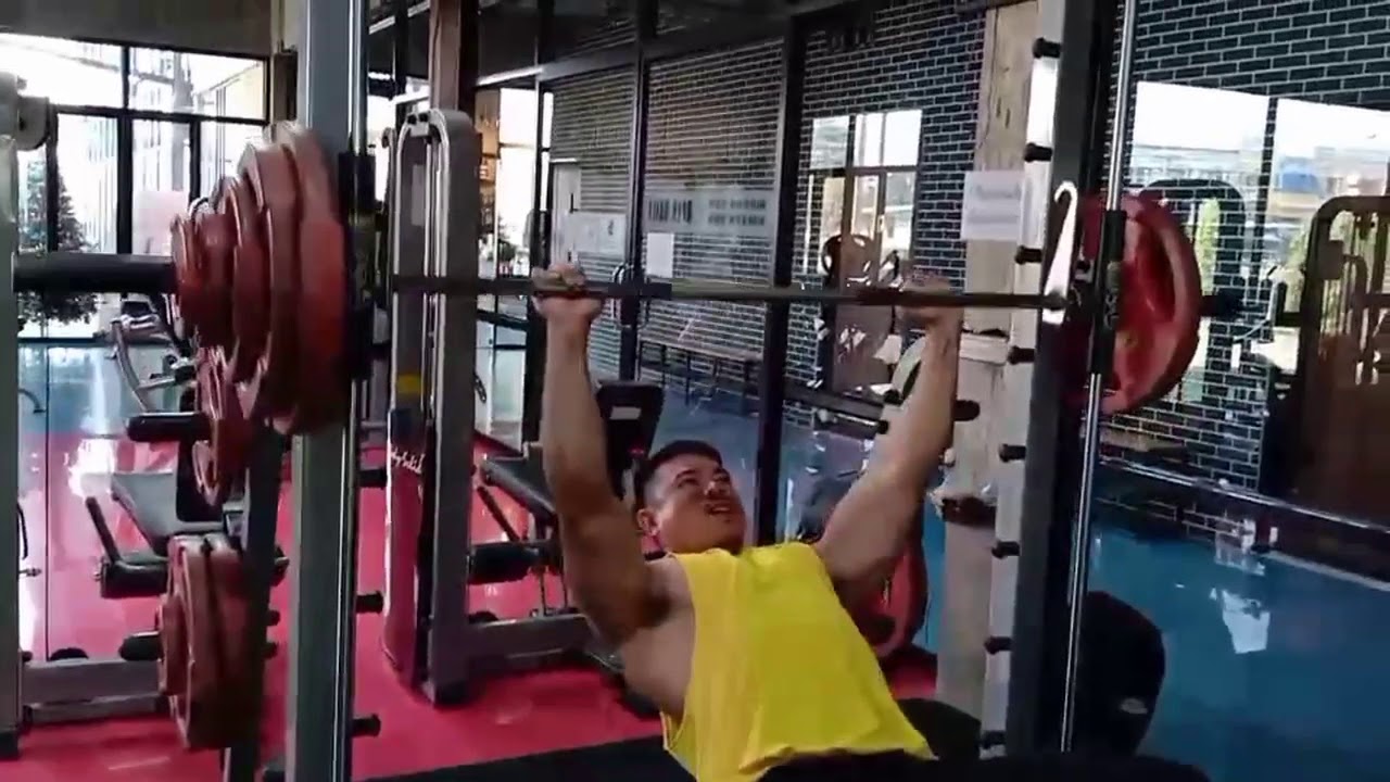 How to Smith machine incline bench press/ท่าเล่นอกบน - YouTube