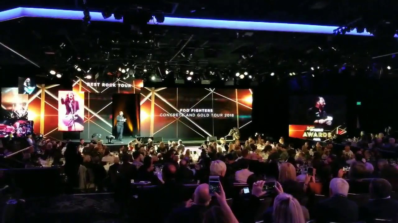 Foo Fighters Win 'Best Rock Tour' at the 2019 Pollstar Awards - YouTube