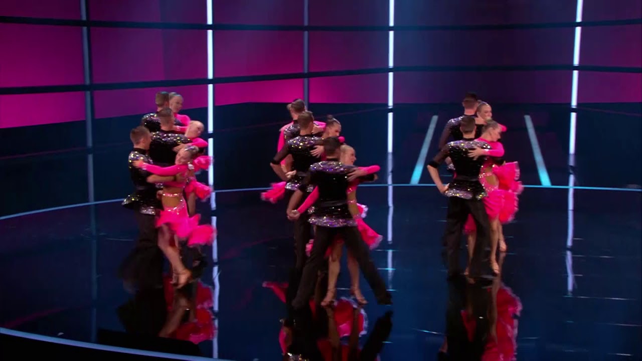 Double V - ‘Pop Medley’ | Formatiedans | Dance As One - YouTube