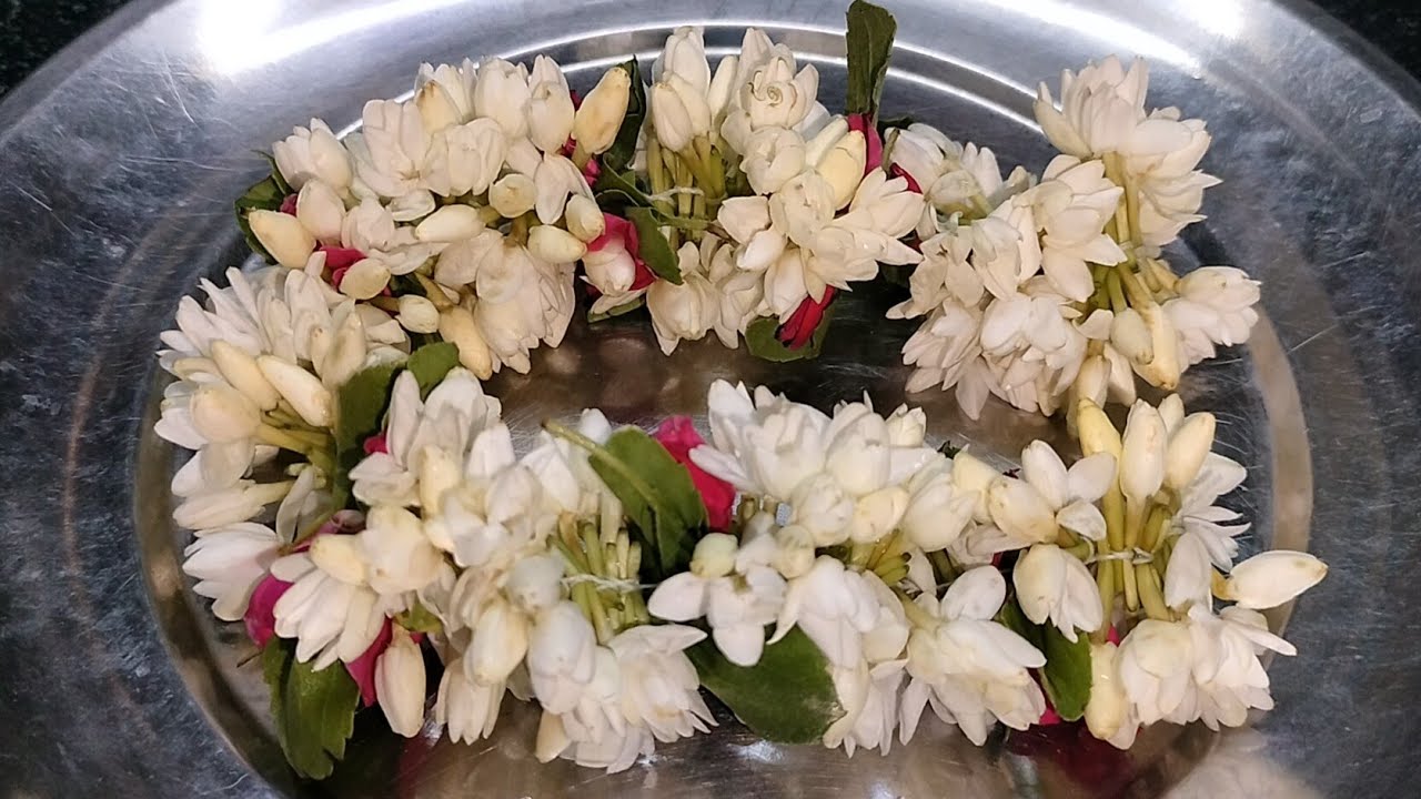 విరజాజులు కట్టే విధానం | how to tie virajaji flowers in easy way ...