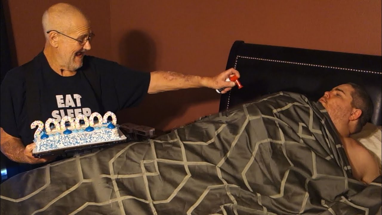 THE WAKEUP SURPRISE PRANK! - YouTube