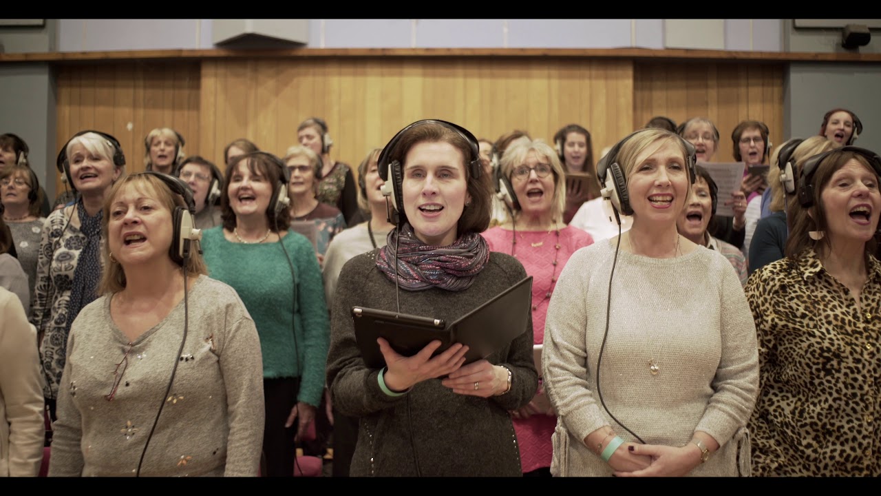 London Show Choir - The Show Must Go On - Abbey Road 2019 - YouTube