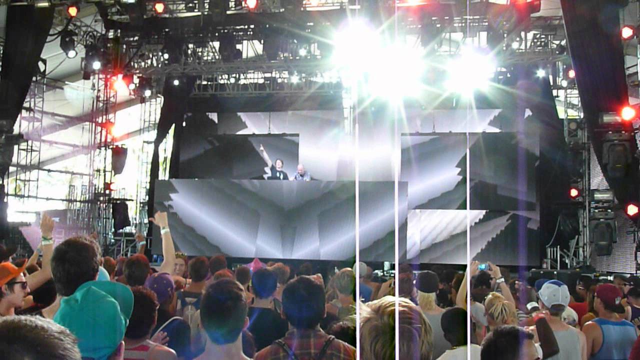 Noisia - Machine Gun - Coachella 2012 - YouTube