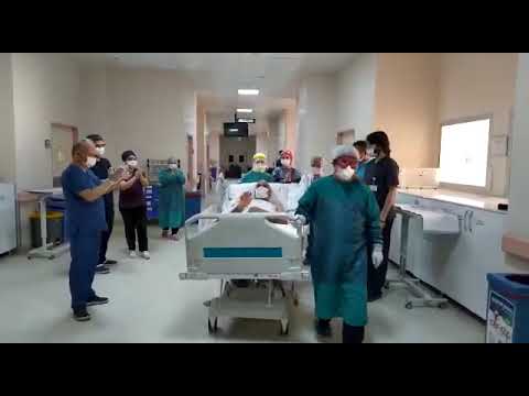 Yoğun bakımdan alkışlarla servise alındı