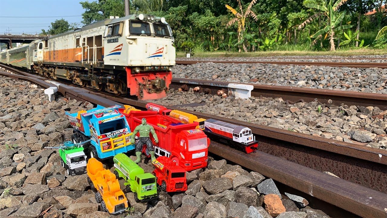 Menemukan Mainan Kereta Api,Mobil Balap,Hulk,Mobil Truck Oleng,Mobil ...