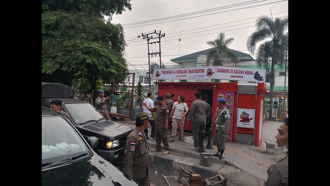 Langgar Perda, Sejumlah Gerai di Jalan Ahmad Yani Ditertibkan - YouTube