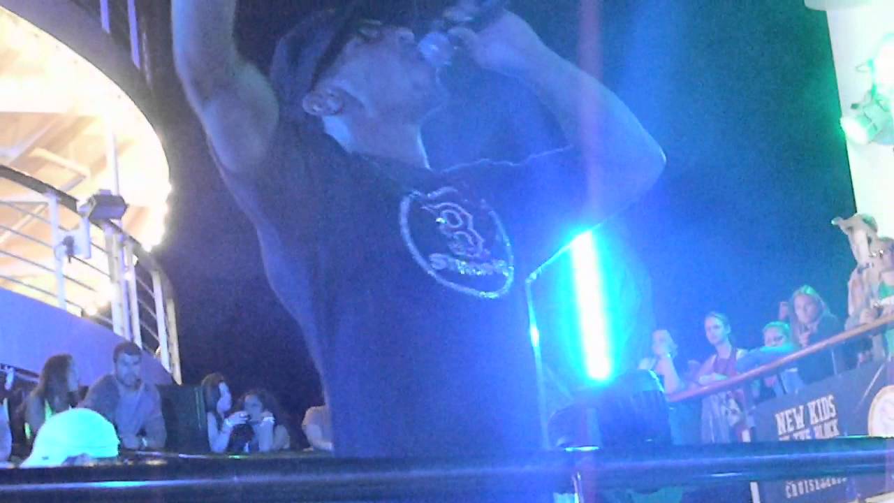 Joe McIntyre and Danny Wood singing new song called "I need a melody ...