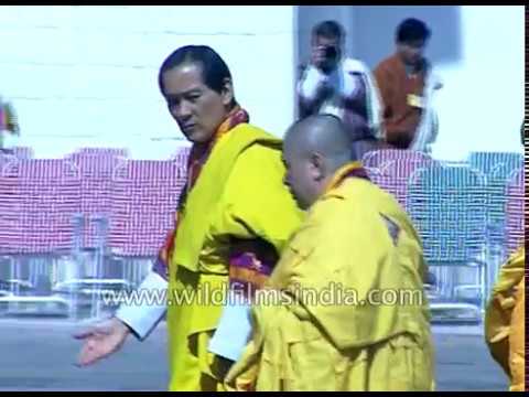 Bhutan's Fourth King Jigme Singye Wangchuck enters Tashichho Dzong in ...