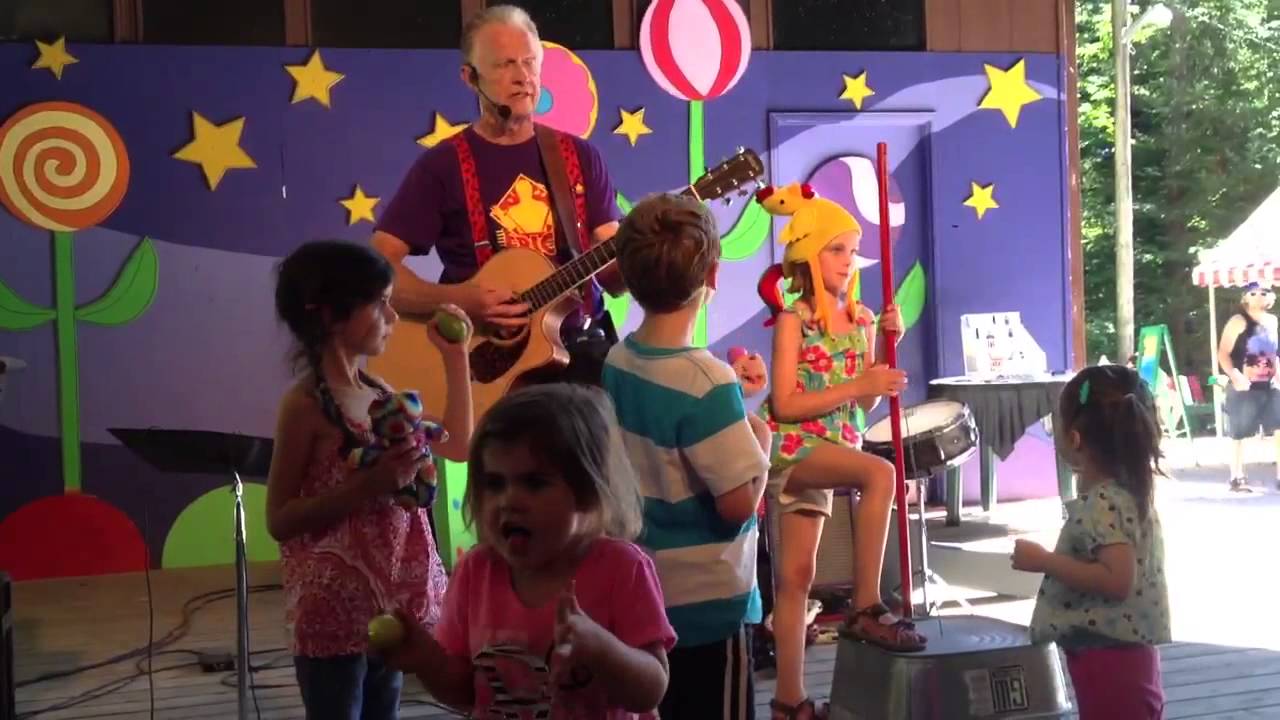 Erick Traplin - The Chicken Song ( Santa Village ) - YouTube