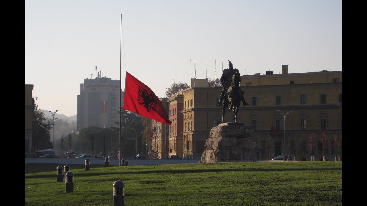 Ditë zie kombëtare, në gjithë Shqipërinë flamujt ulen në gjysmë shtizë ...