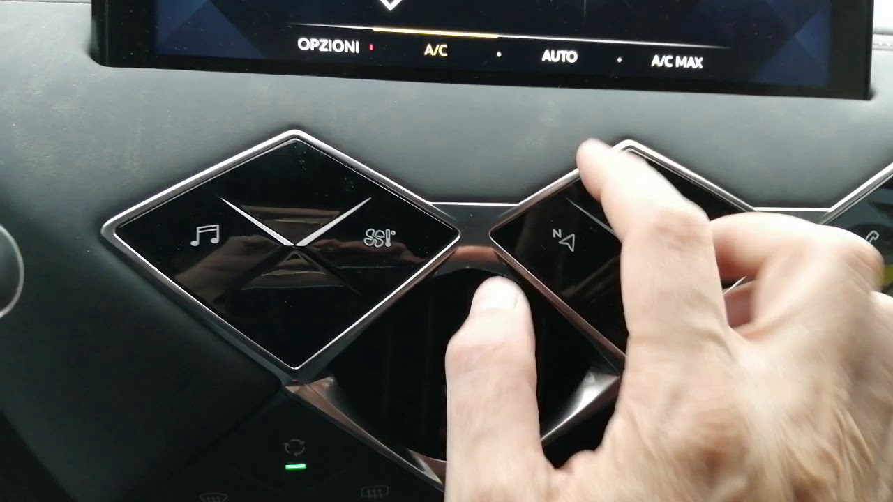Digital Cockpit e Display Touch screen DS3 Crossback - YouTube