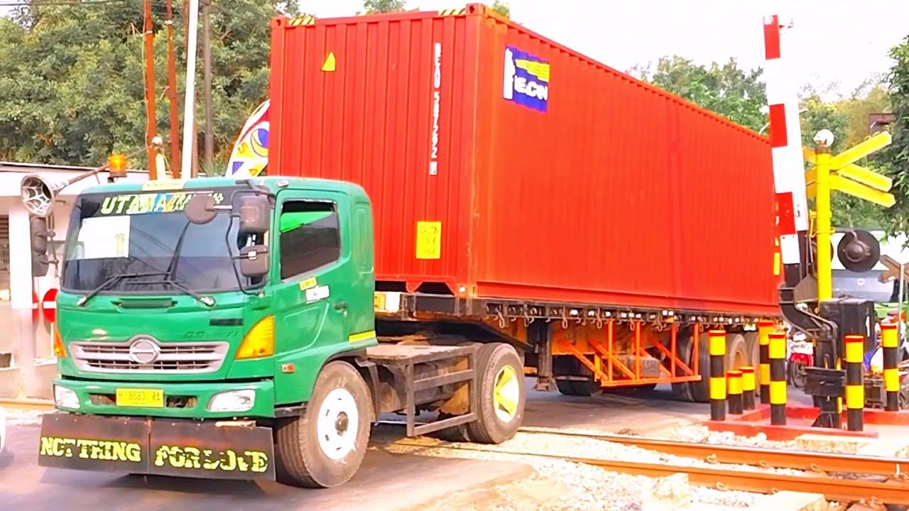 TRUK KONTAINER PANJANG DAN BESAR, TRUK TRONTON, TRUK TRAILER, TRUK ...