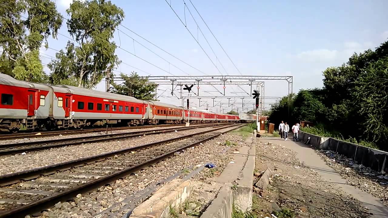Parallel Action - 12952 Mumbai Rajdhani Express vs 12314 Sealdah ...