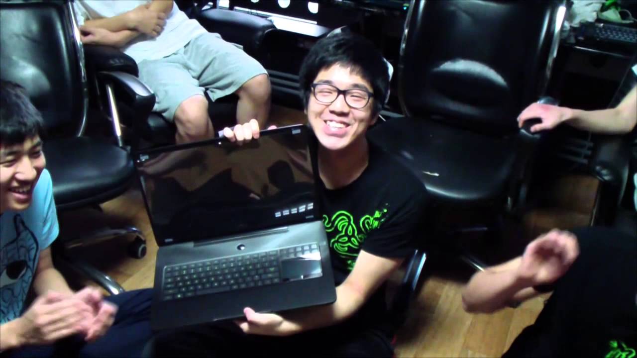 Rewarding Champions - Team Razer members receive Razer Blades - YouTube