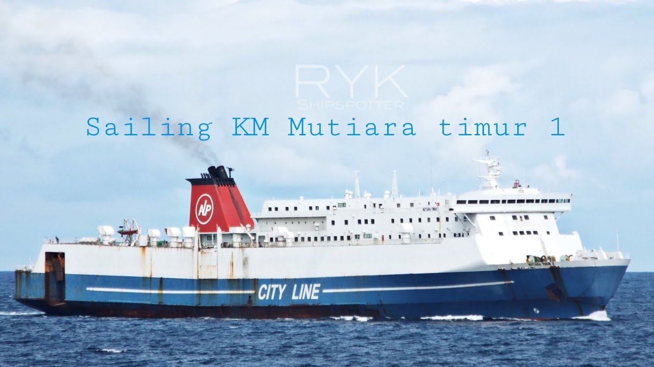 Km Mutiara Timur I Melintasi Laut Bali - YouTube