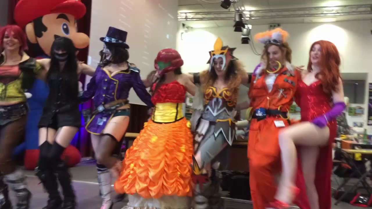Cosplay Dancing at 8-bit Gaming Conference. - YouTube