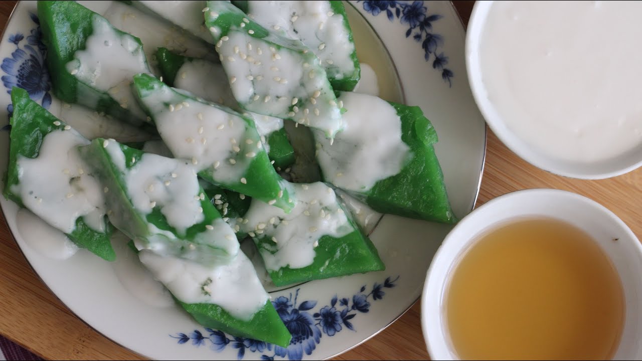 Banh Duc Ngot La Dua (Pandan Rice Cake with Syrup and Coconut Sauce ...