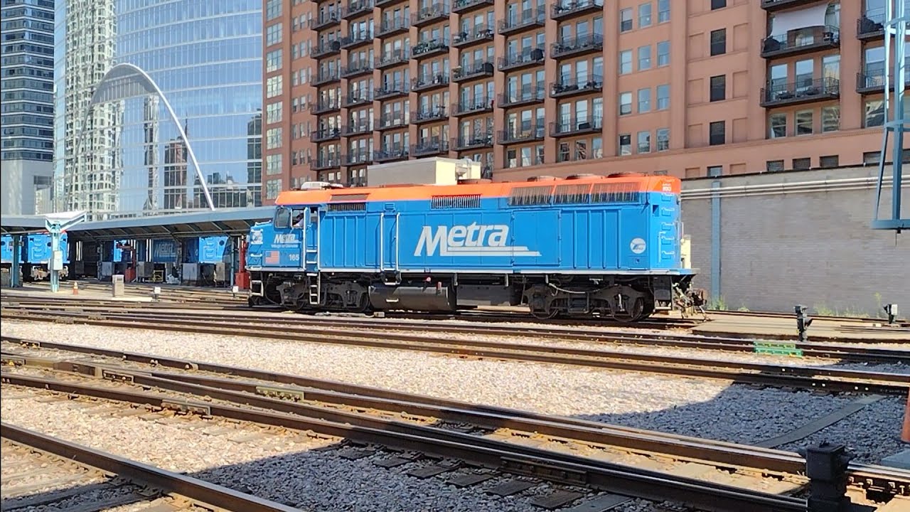 Metra F40PH-2 165 light engine move at Chicago's Northwestern Station ...
